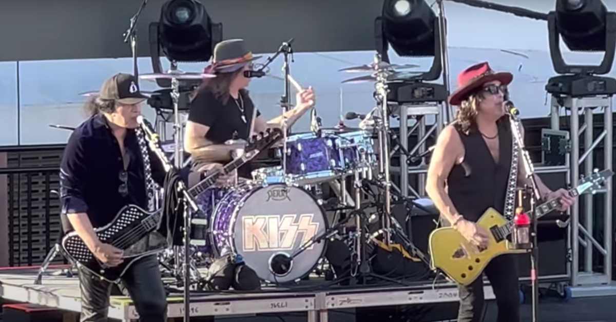 Watch a makeup-less Kiss perform 'Deuce,' 'Hotter Than Hell' and more ...