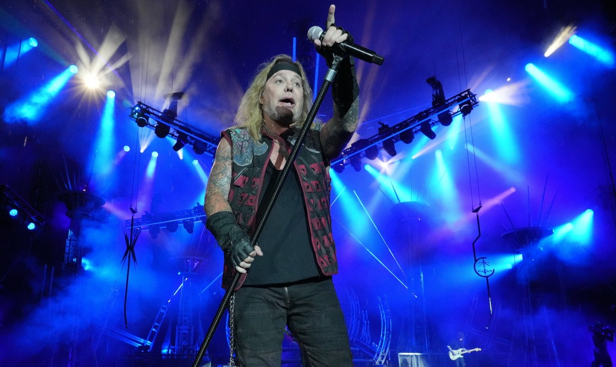 Watch: Vince Neil performs with an onstage teleprompter during Mötley ...