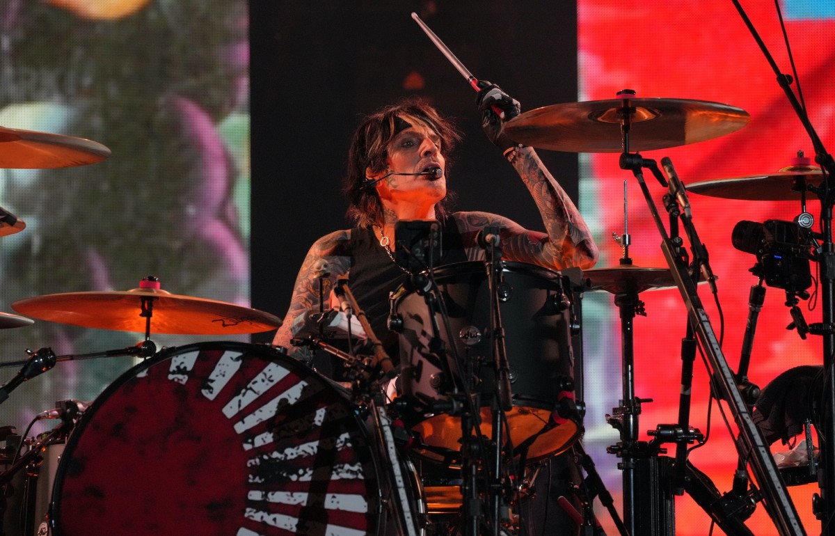 Tommy Lee Explains Nsfw Pic I Went On A Bender Bro Metal Edge Magazine