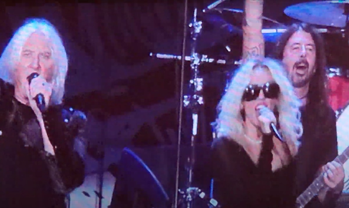 Watch Miley Cyrus perform 'Photograph' with Def Leppard at the Taylor ...